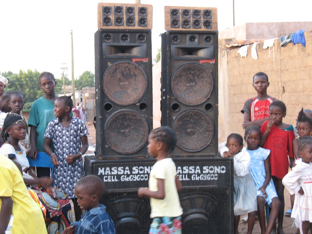 𝖛𝖔𝖑𝖚𝖒𝖊 𝖒𝖔𝖗𝖙𝖔 | Políticas do ritmo: DJ Diaki e o ‘balani show’ do Mali